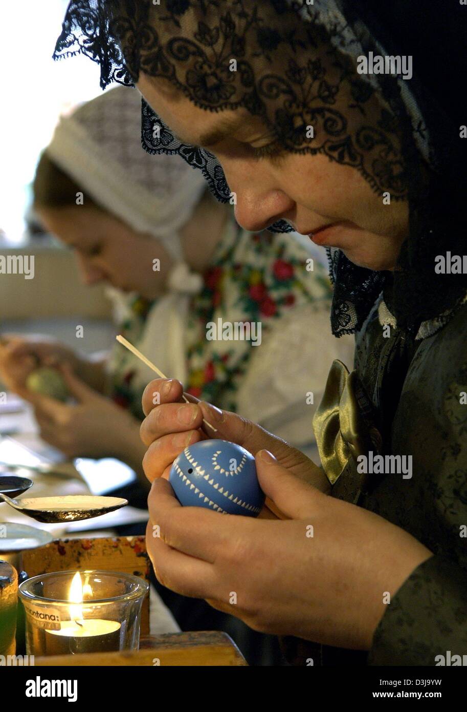 (dpa) - Heidemarie Hoeft wearing traditional Sorbian clothing paints ...