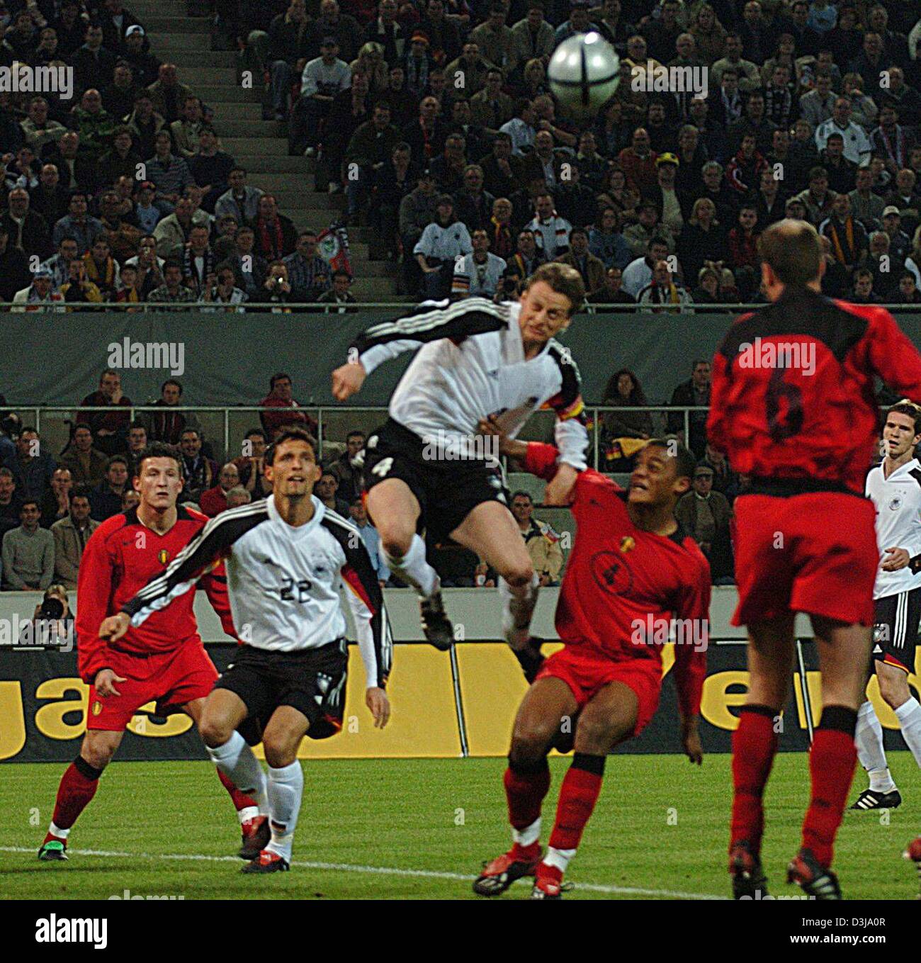 (dpa) The German player Christian Woerns (middle) is fighting for the ...