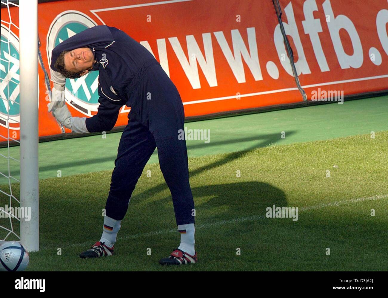 (dpa) Jens Lehmann, keeper in the German national soccer team warms ...