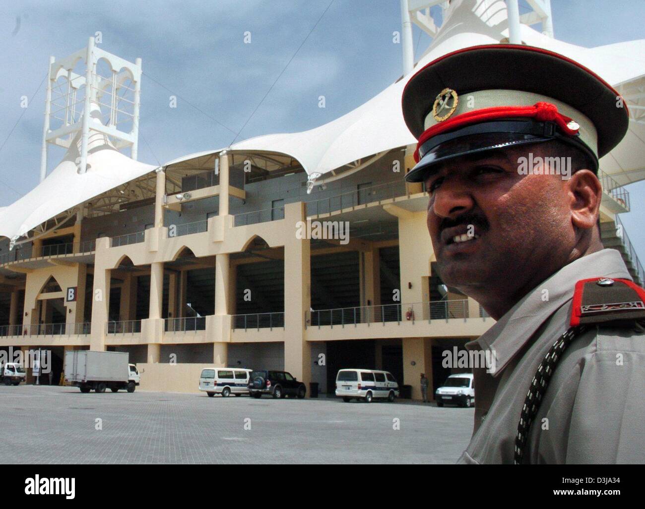 (dpa) A Bahraini policeman of the national guard secures the entrance ...