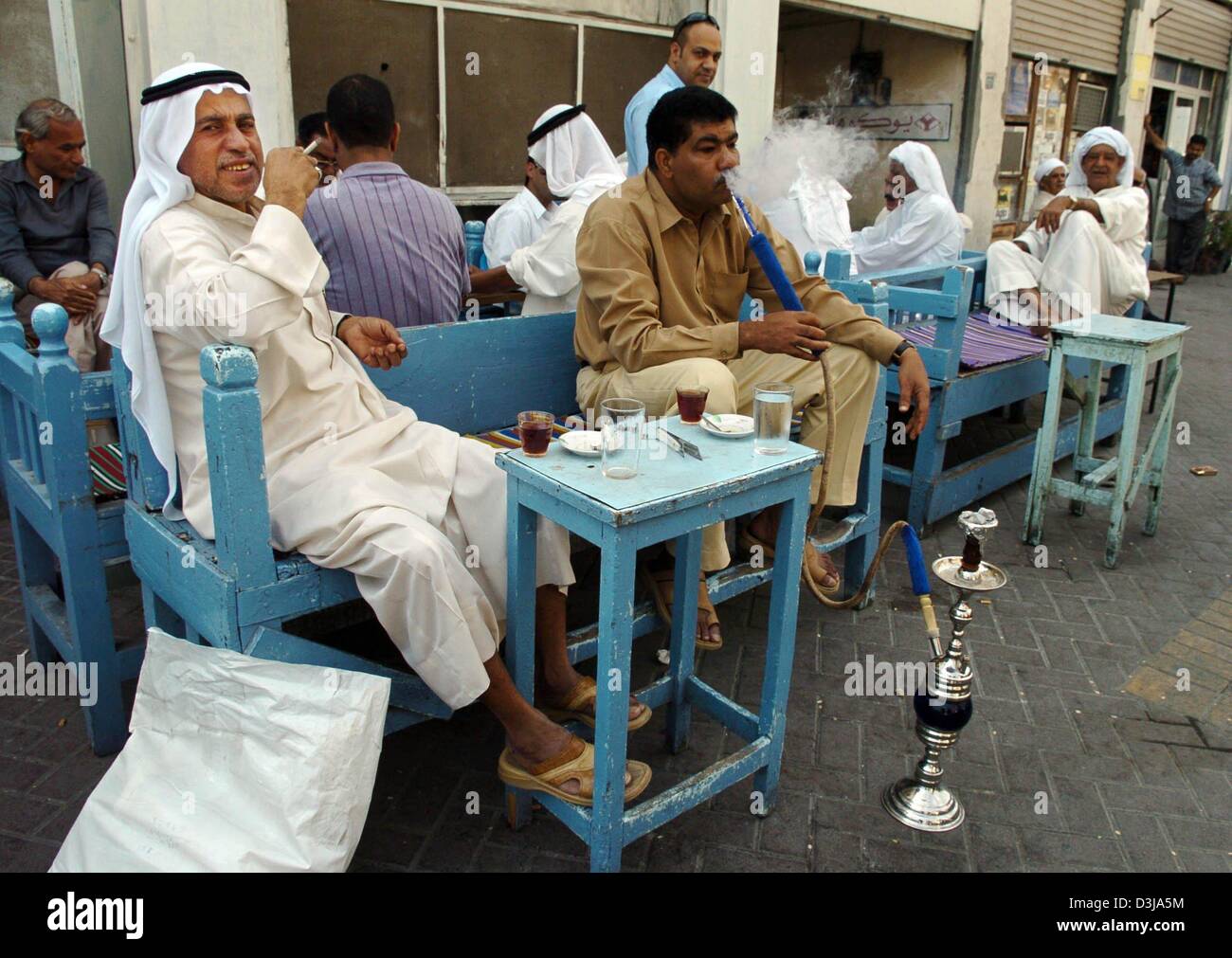 (dpa) Bahraini men take it easy in the capital Manama on Tuesday, 30 ...