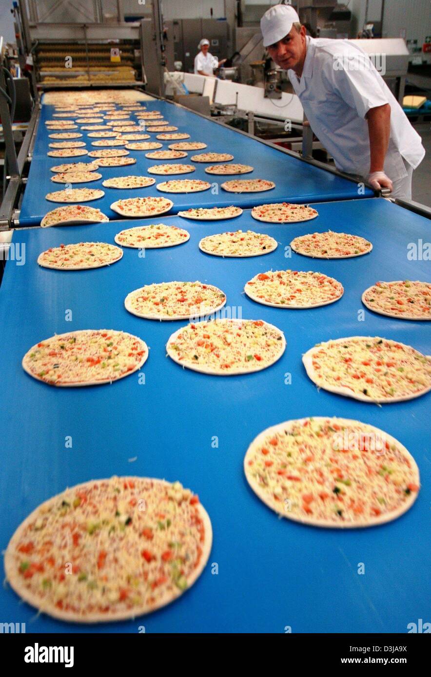Frozen pizza conveyor hi-res stock photography and images - Alamy