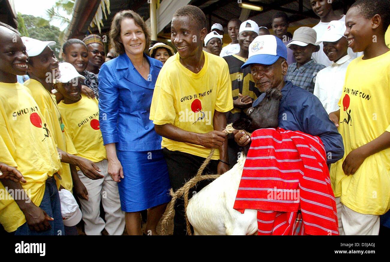 (dpa) - Christina Rau, the wife of the German president, receives a ...