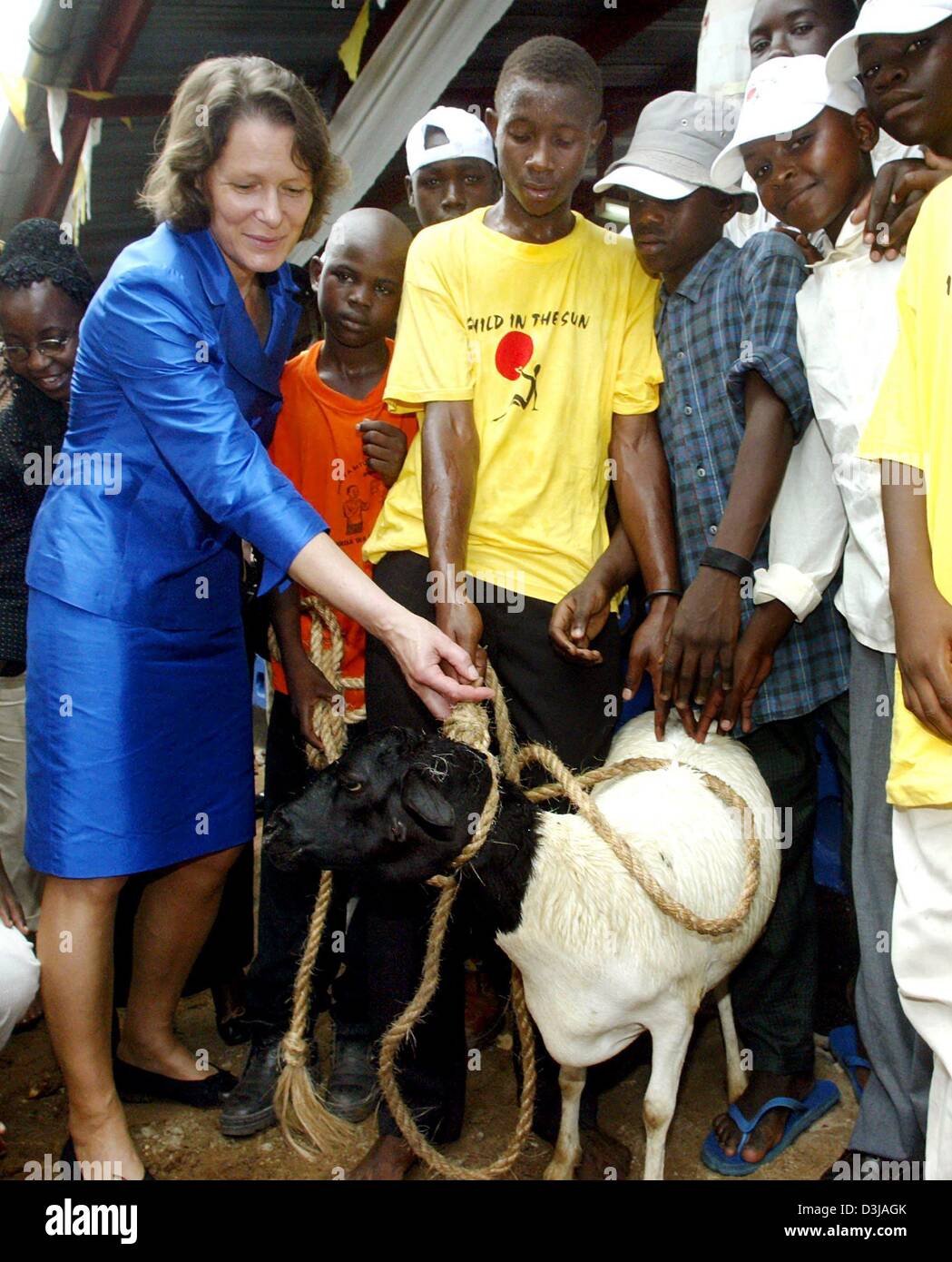 (dpa) - Christina Rau, the wife of the German president, receives a ...
