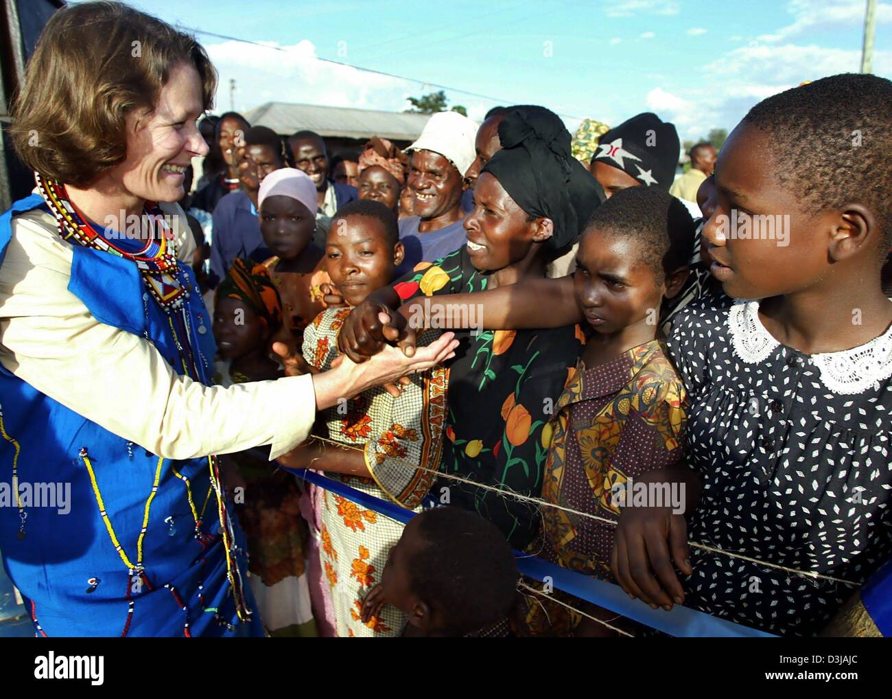 (dpa) - Christina Rau (L), wife of German President Johannes Rau, wears ...
