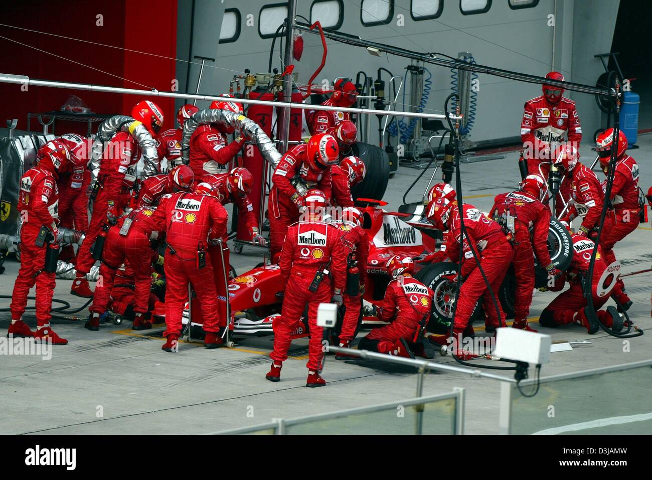 (dpa) The Ferrari crew services the racing car of German F1 world ...