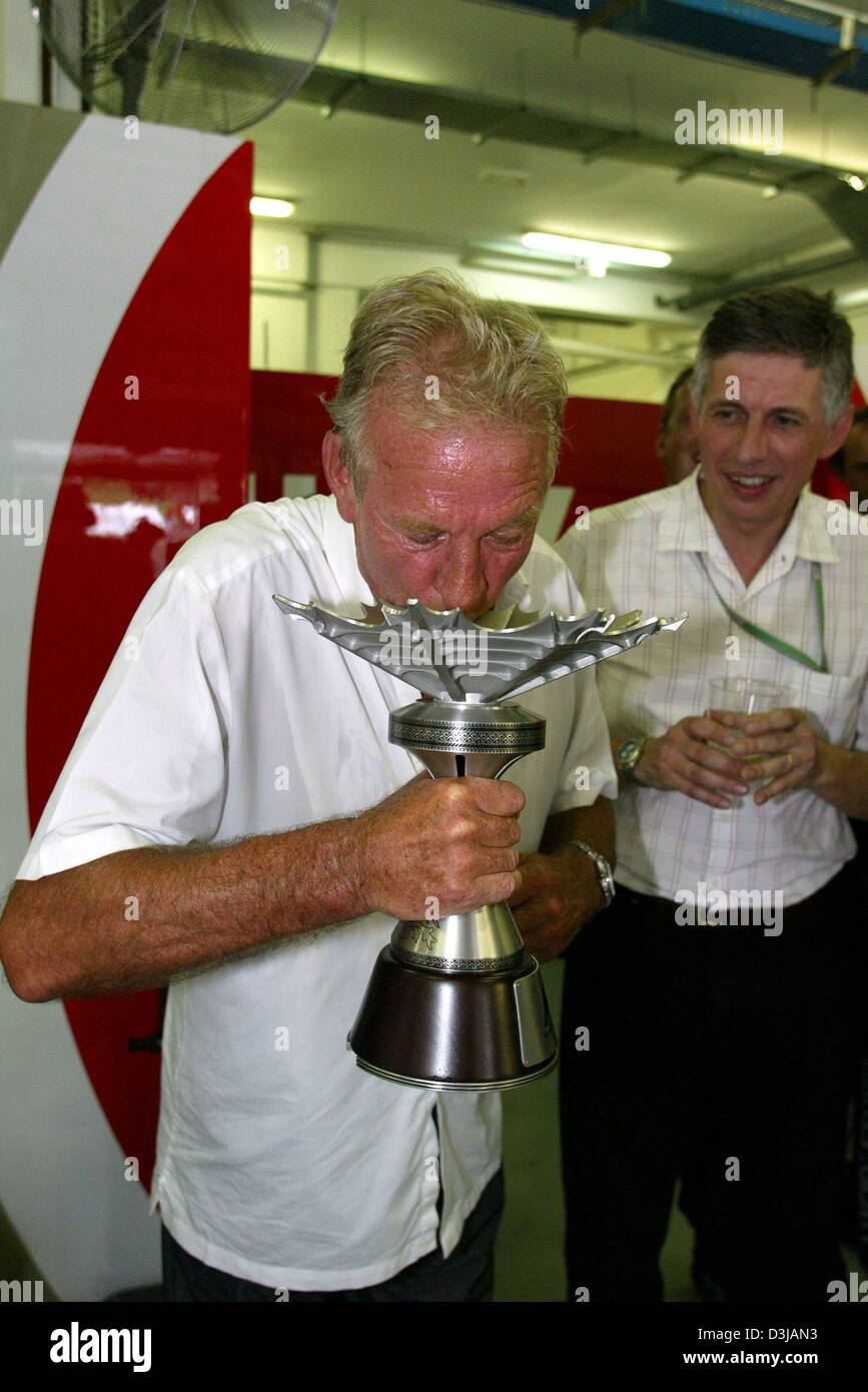 (dpa) John Button (left), the father of British F1 pilot Jenson Button ...