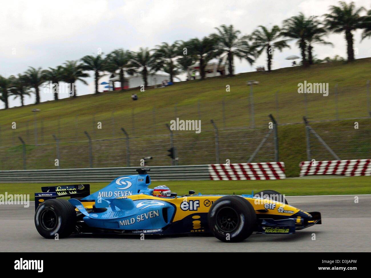 (dpa) The Spanish F1 pilot Fernando Alonso races during the free ...