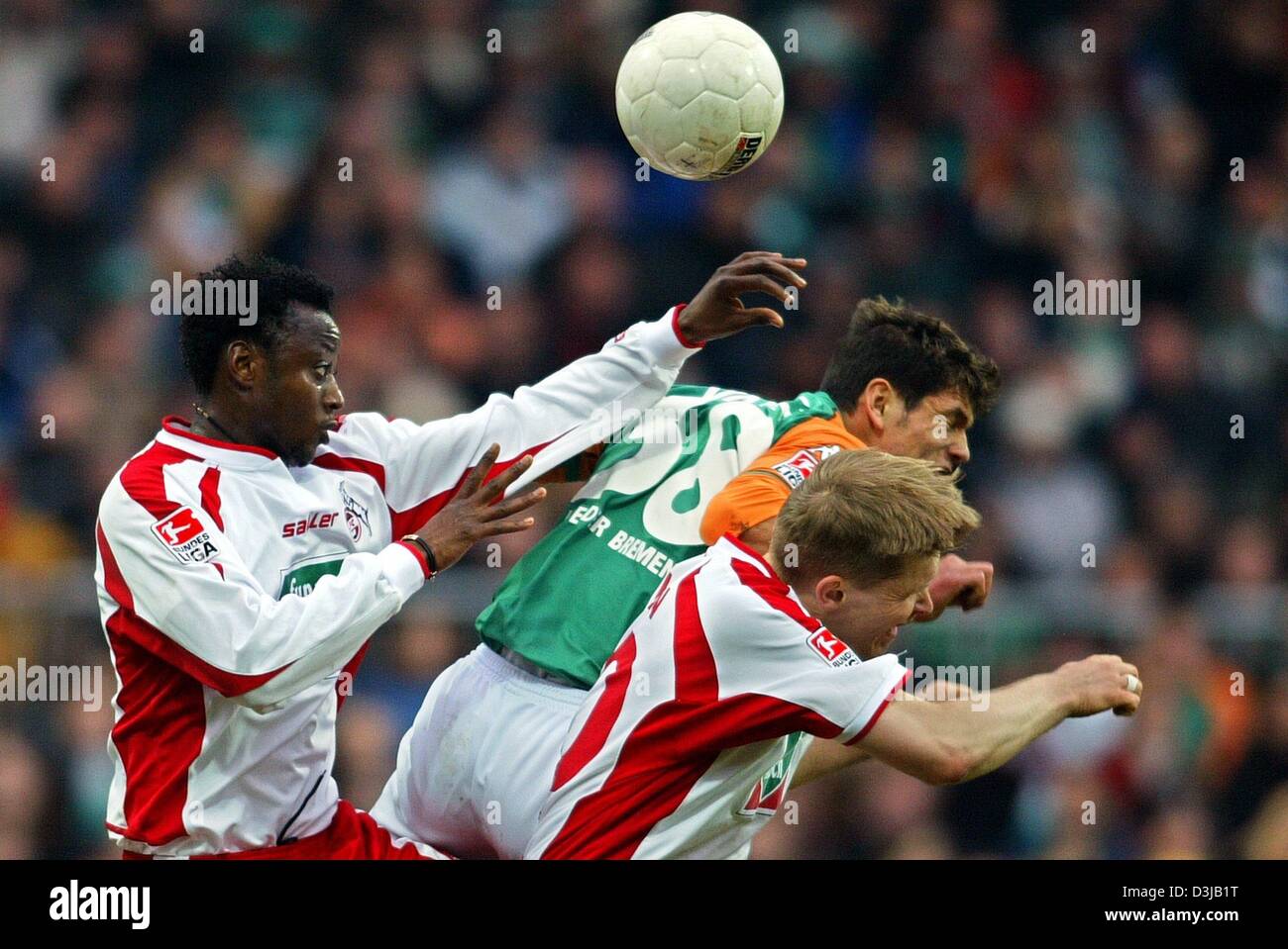 (dpa) SV Werder Bremen player Nelson Valez (middle) fights for the ball ...