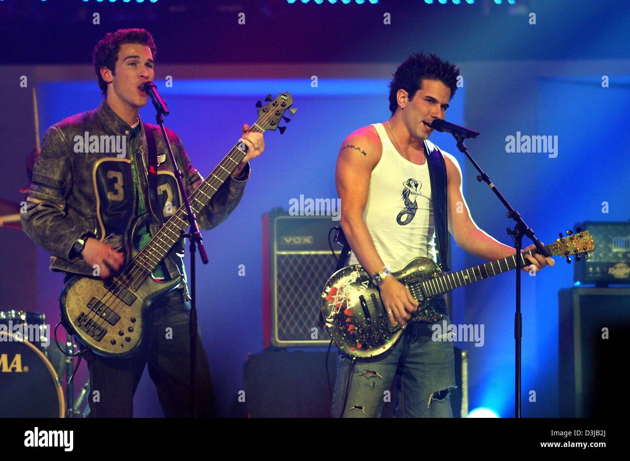 (dpa) - Singer Marc Terenzi (R) of the US boy group 'Natural' performs ...