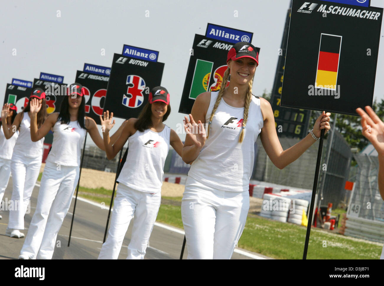 Grid girls pose grand prix hi-res stock photography and images - Alamy