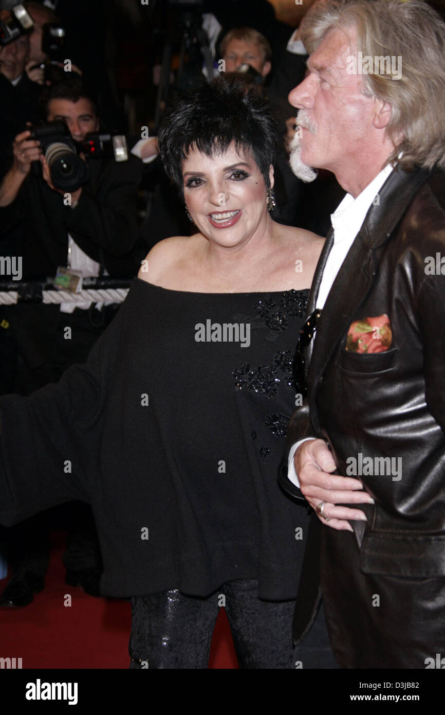 (dpa) - US singer Liza Minelli (L) at the premiere of the film 'Sin ...