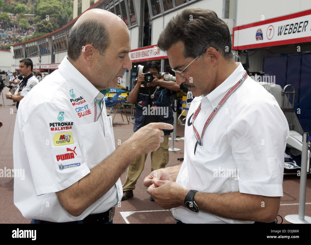 (dpa) - Sauber racing team's principal Swiss Peter Sauber (L) talks to ...
