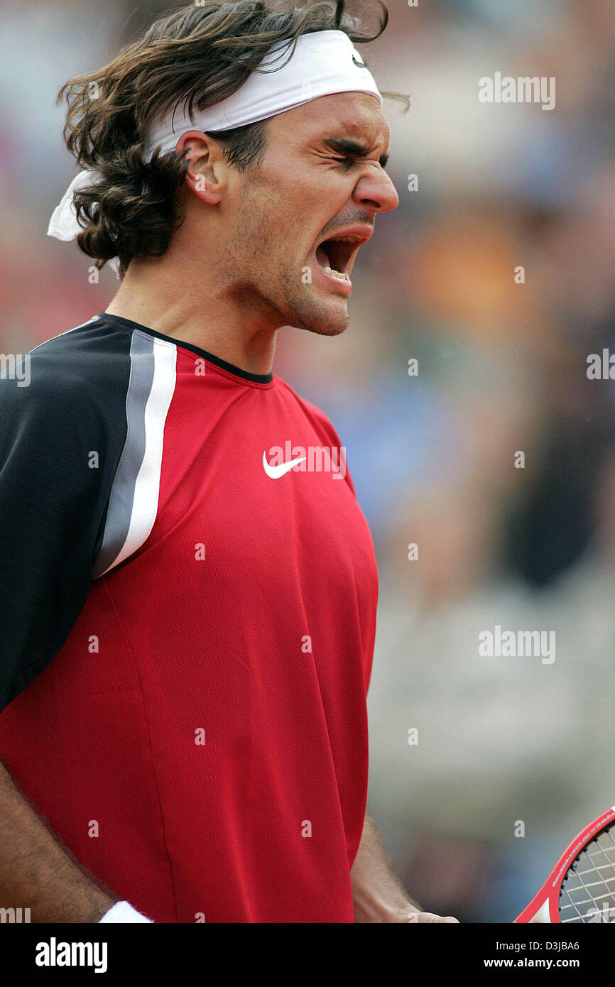 (dpa) - Swiss tenis player Roger Federer cries out in anger after ...