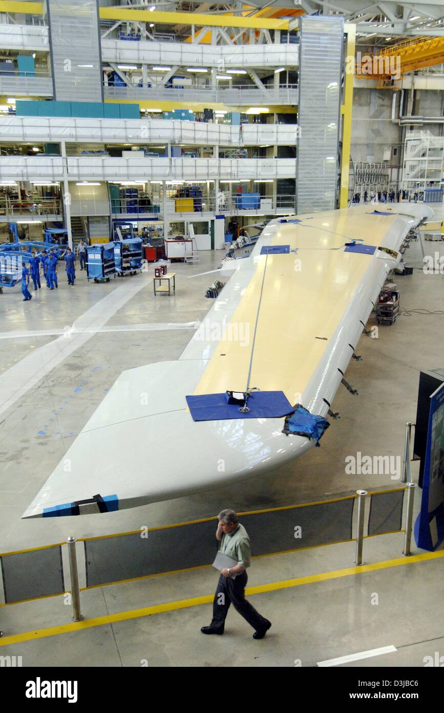 (dpa) - Employees assemble a wing of the new Airbus A380 at the Airbus ...