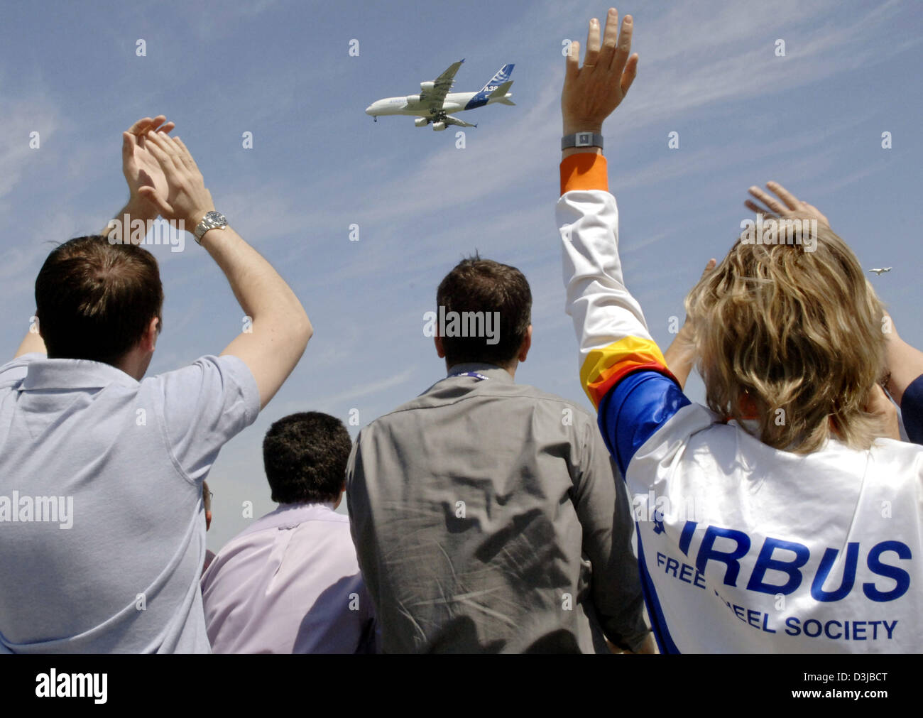 (dpa) - Applauded by Airbus employees a prototype of the Airbus A380 ...