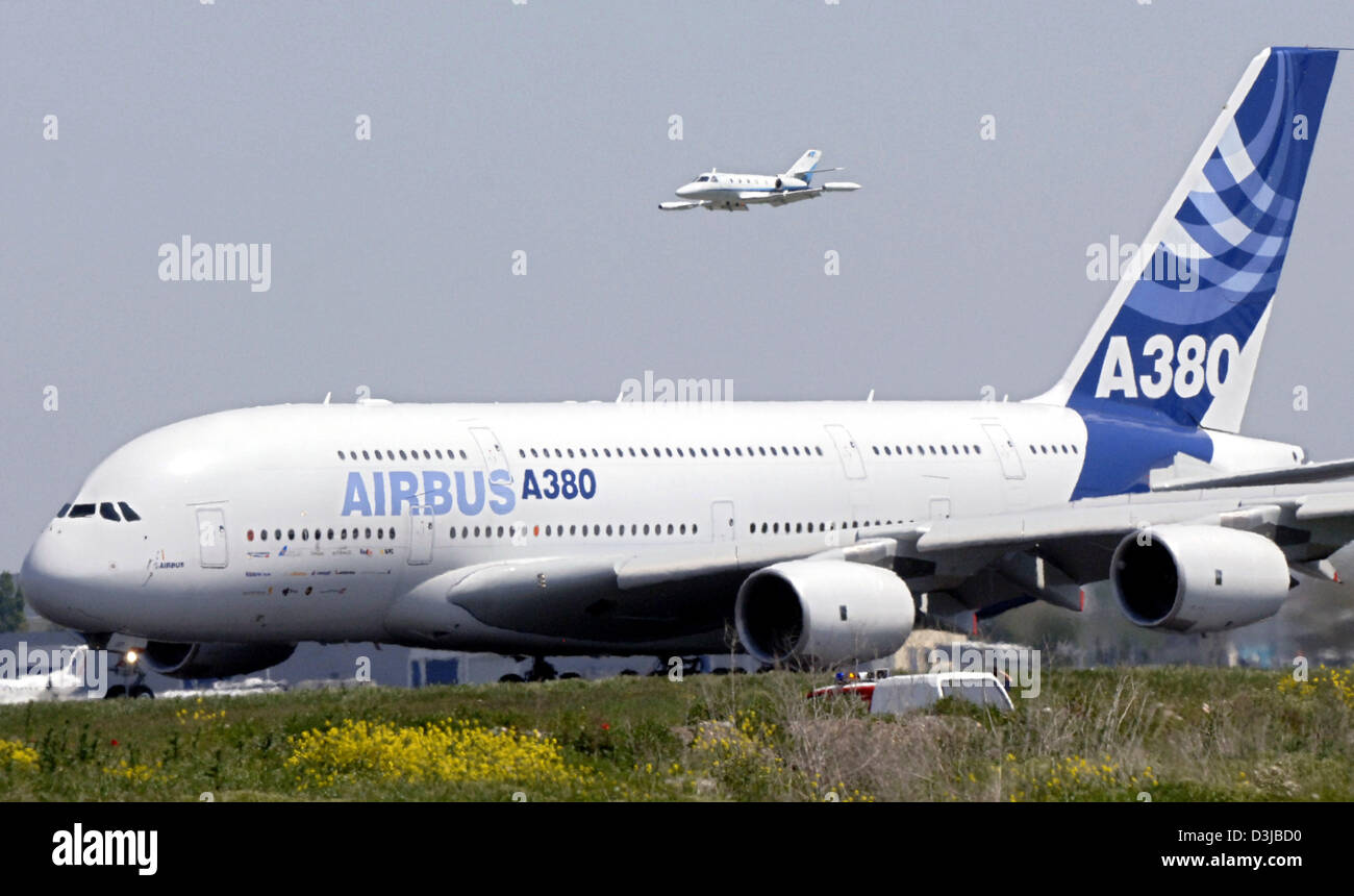 (dpa) - After its successful maiden flight the prototype of the Airbus ...