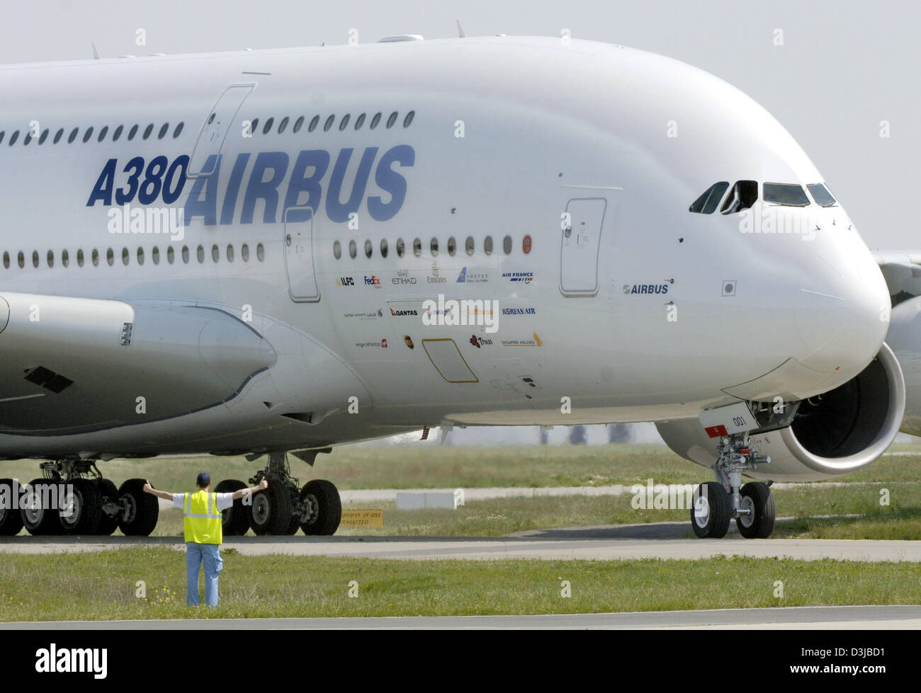 (dpa) - After its successful maiden flight the prototype of the Airbus ...