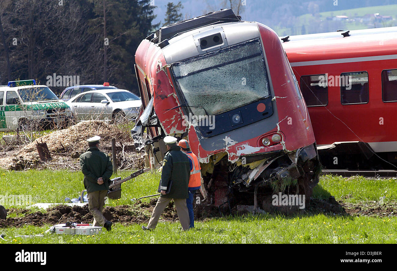 (dpa) - Members of the emergency service and police examine the ...