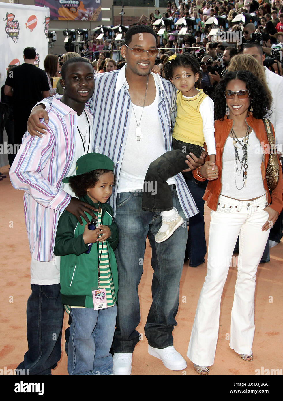 (dpa) - US actor Will Smith arrives with his wife Jada Pinckett Smith ...