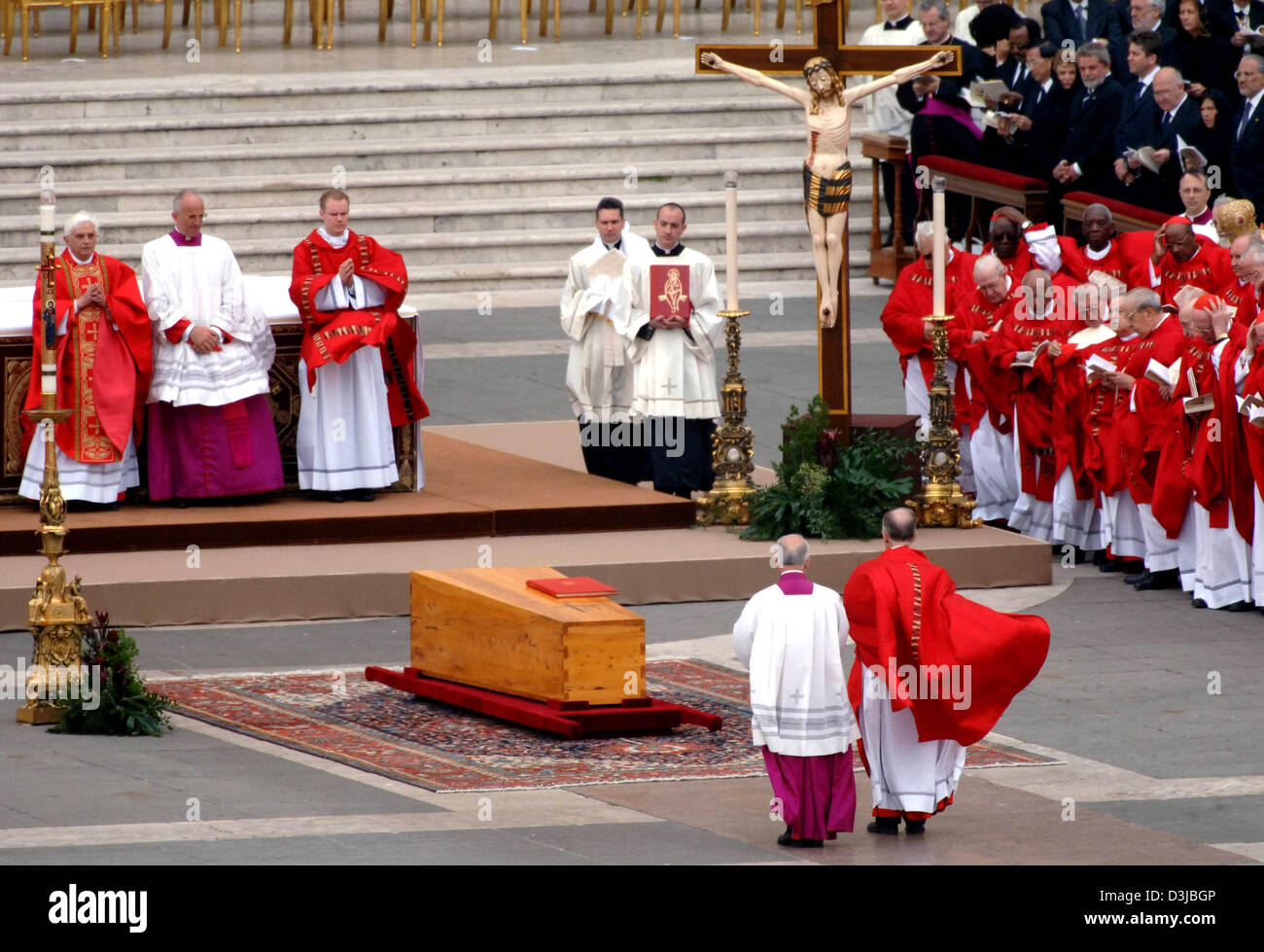 (dpa) - The Cardinals have gathered around the coffin with the corpse ...