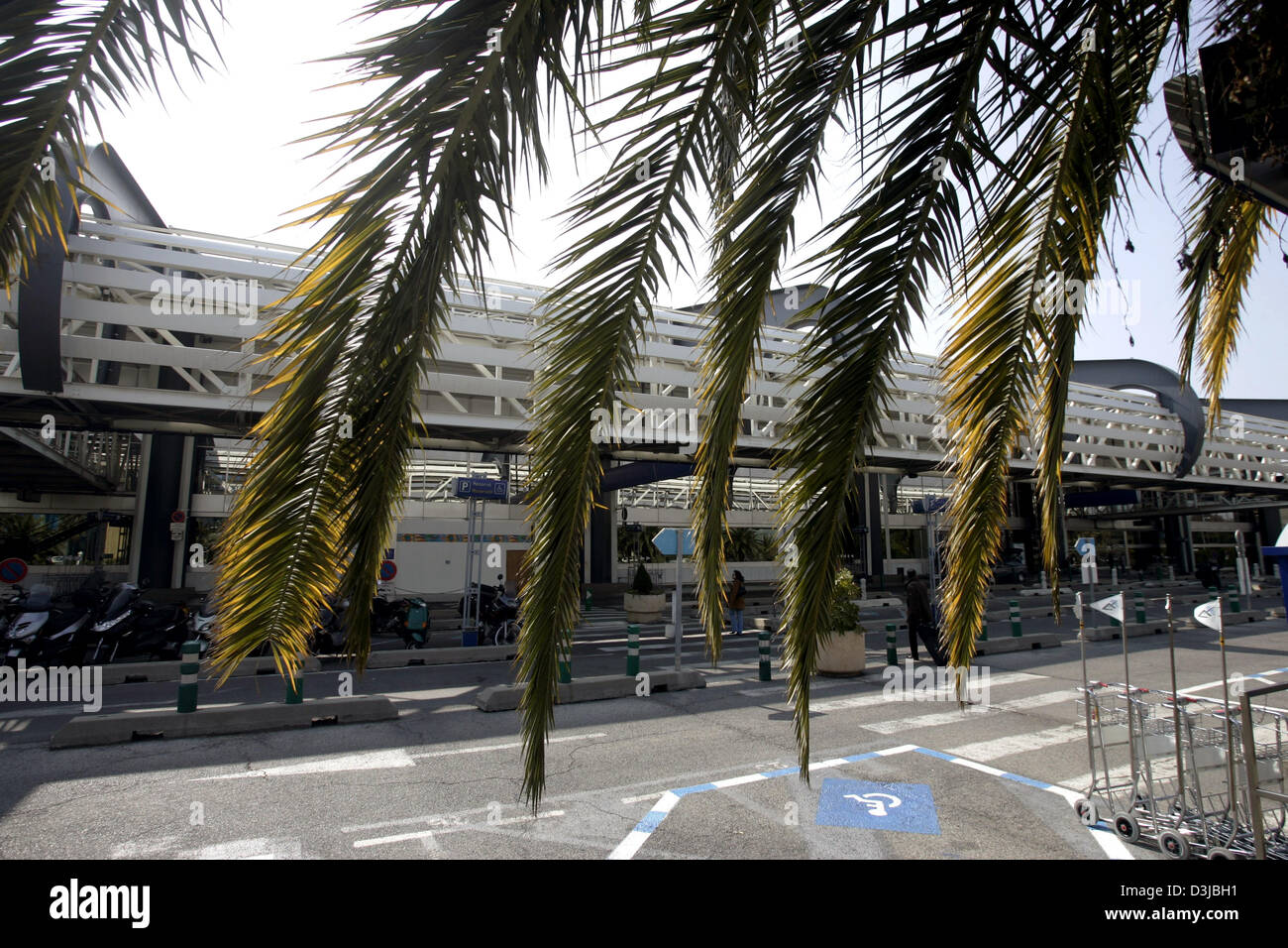 (dpa) - View of the airport terminal in Nice, France, 20 March 2005 ...