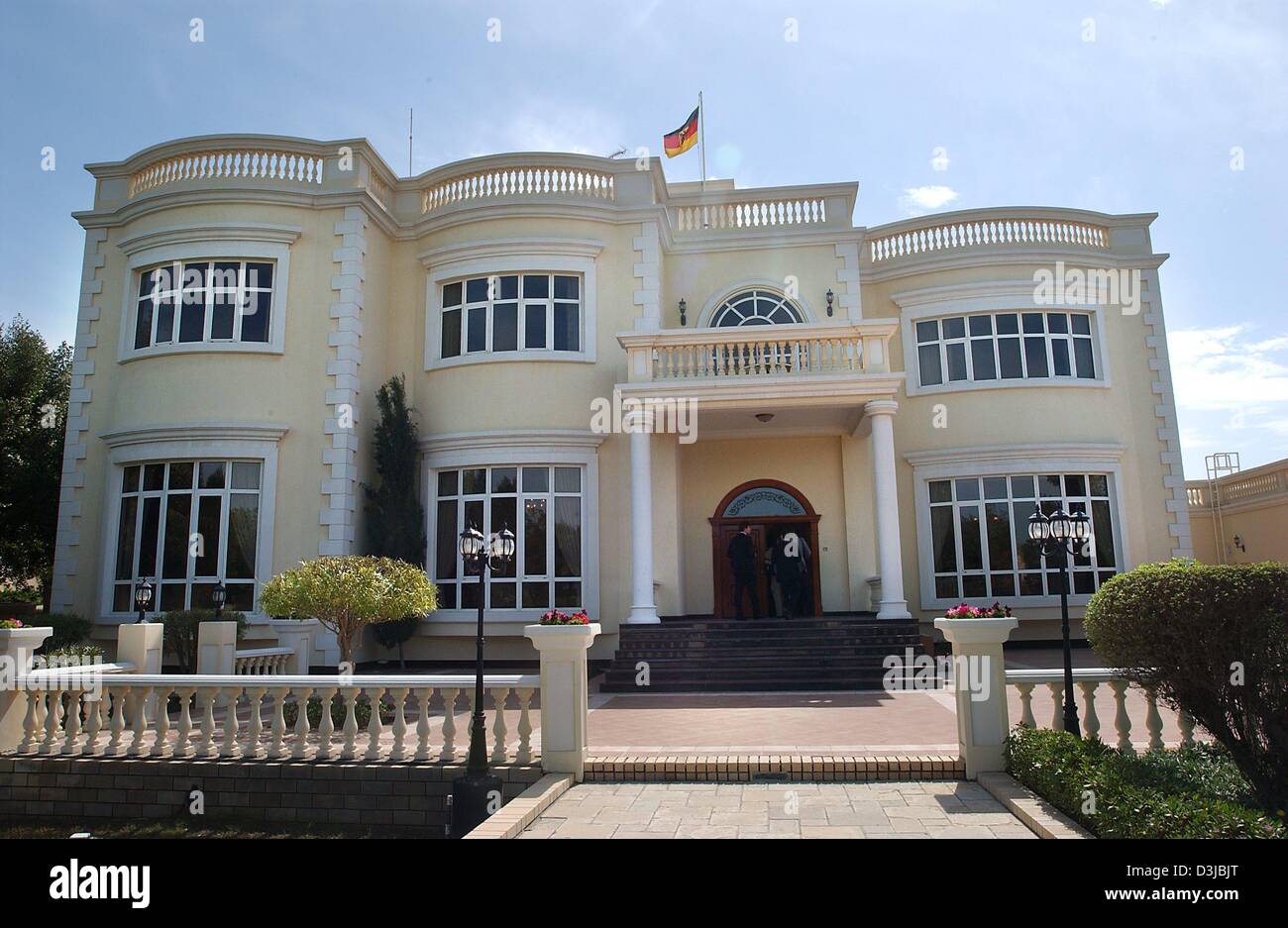 (dpa) - View of the German embassy in Manama, Bahrain, 14 February 2005 ...