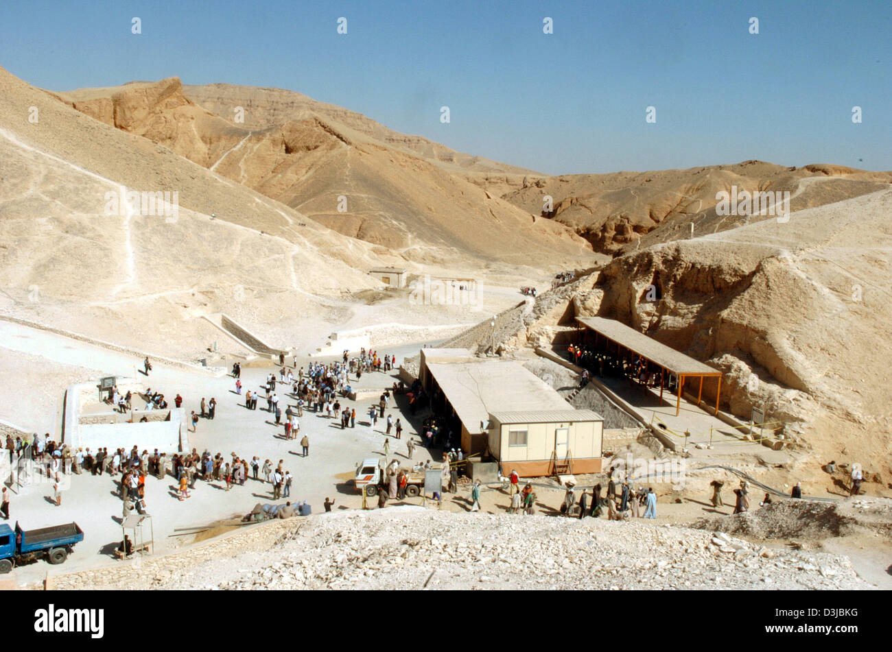(dpa files) - View of tourists in the Valley of the Kings, the ...