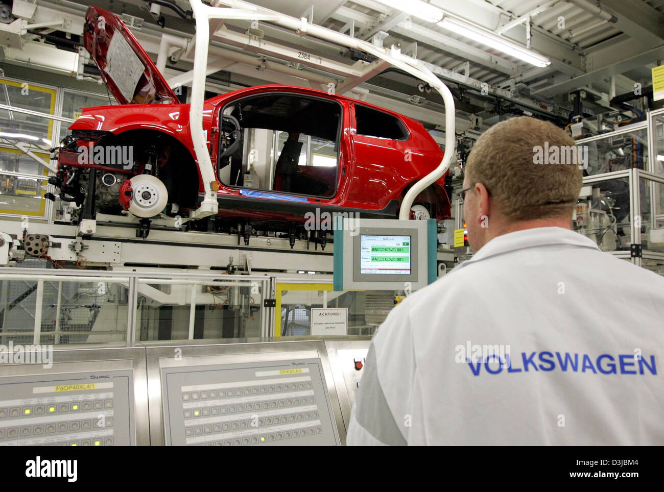 Assembly line workers volkswagen assembly hi-res stock photography and ...