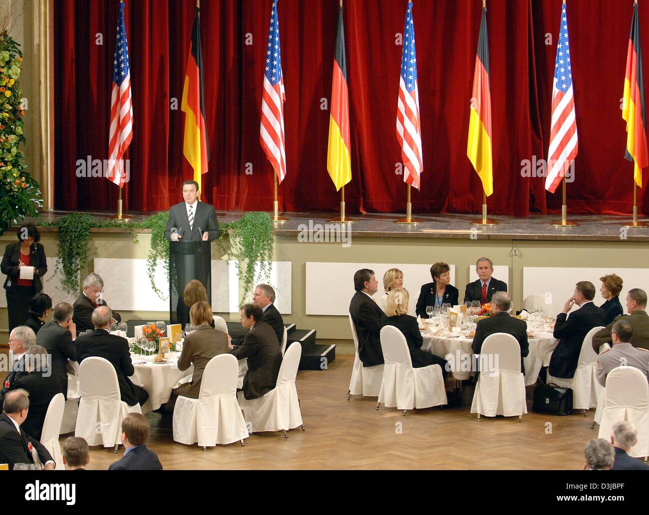 (dpa) - German Chancellor Gerhard Schroeder (at the lectern) gives a ...