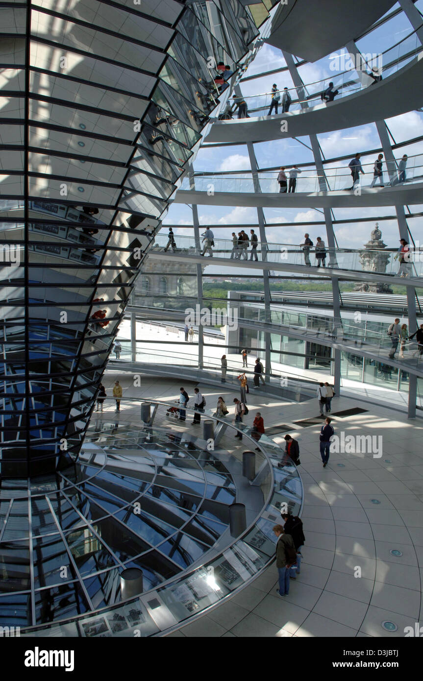 (dpa) - Visitors stroll through the vitreous dome of the Reichstages in ...