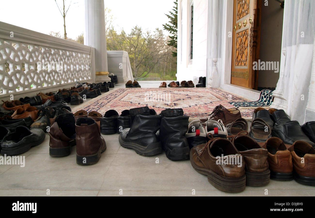 (dpa) - Shoes are place in front of the entrance to a mosque in Berlin ...