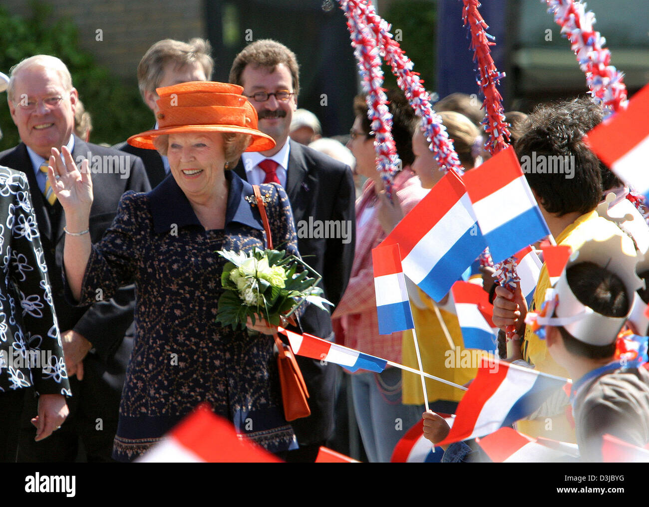 (dpa) - Dutch Queen Beatrix (C) smiles and waves during her visit to ...