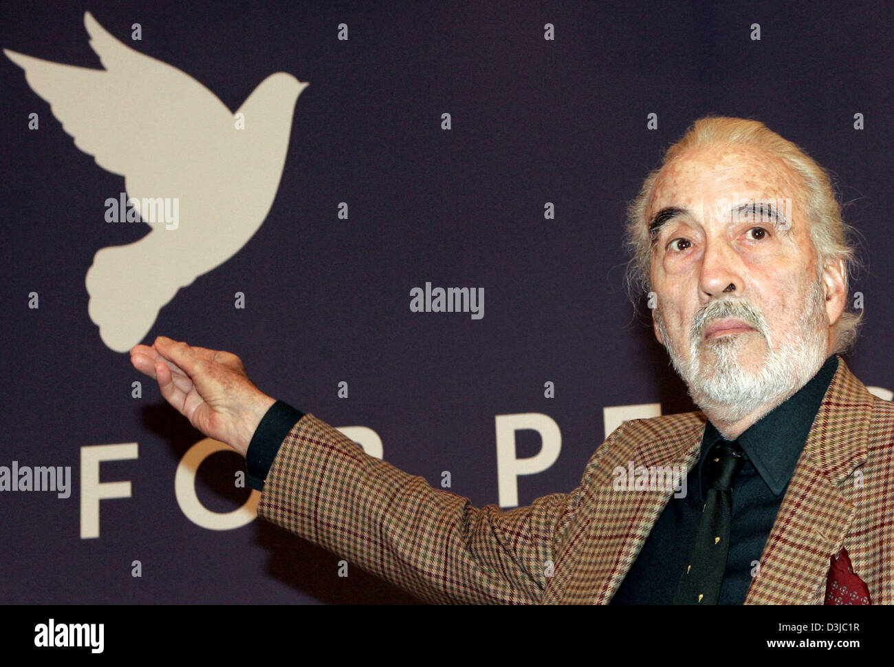 (dpa) - British actor Christopher Lee points to a peace dove, which is ...