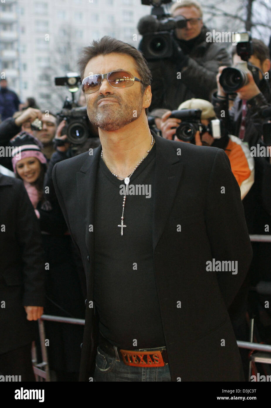 (dpa) - British pop singer George Michael walks along the red carpet ...