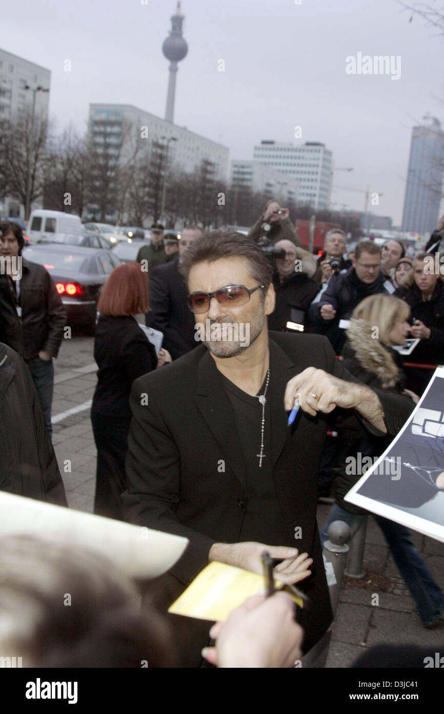 (dpa) - British pop singer George Michael arrives for the presentation ...