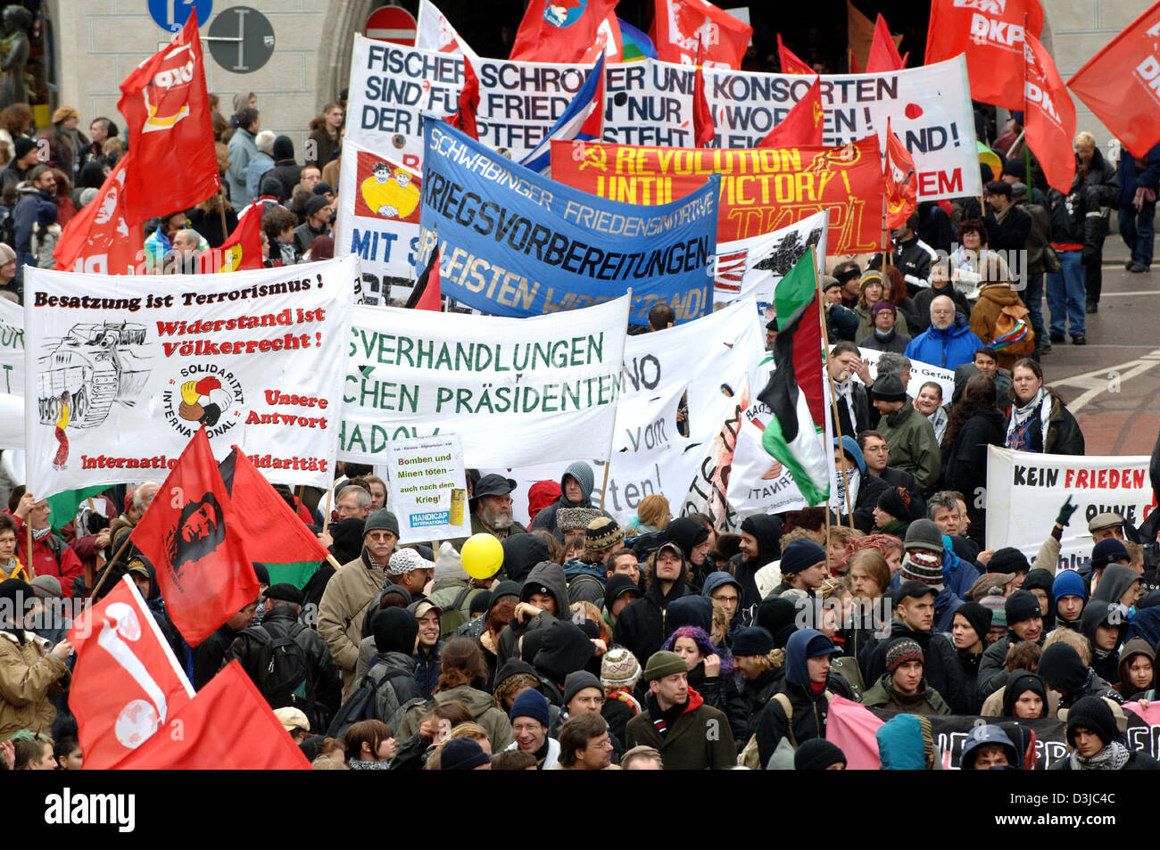 (dpa) - Around 3,000 protesters take to the streets with banners and ...