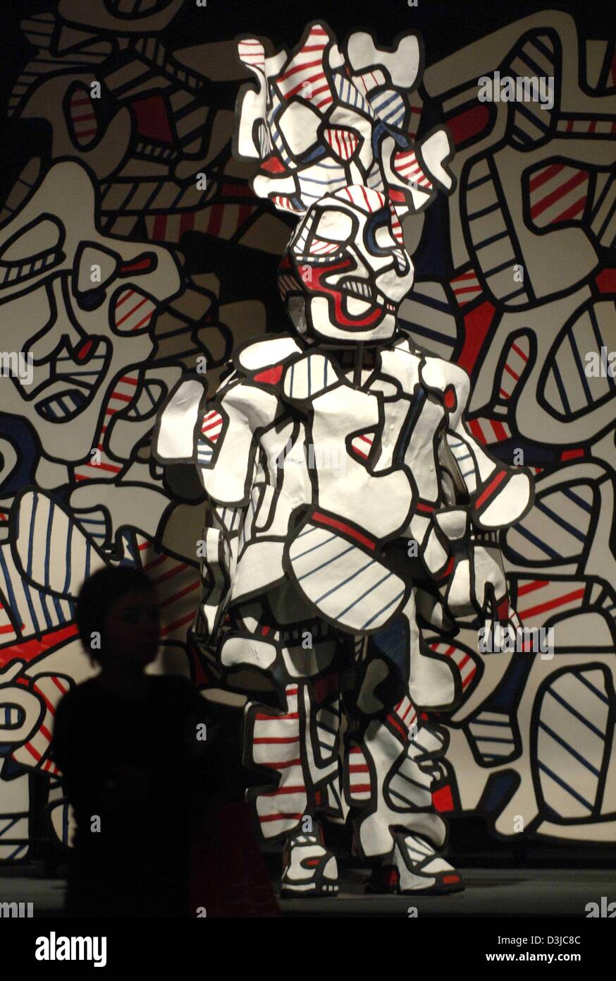 (dpa) - Visitor examines the room-filling figures of the play 'Coucou ...