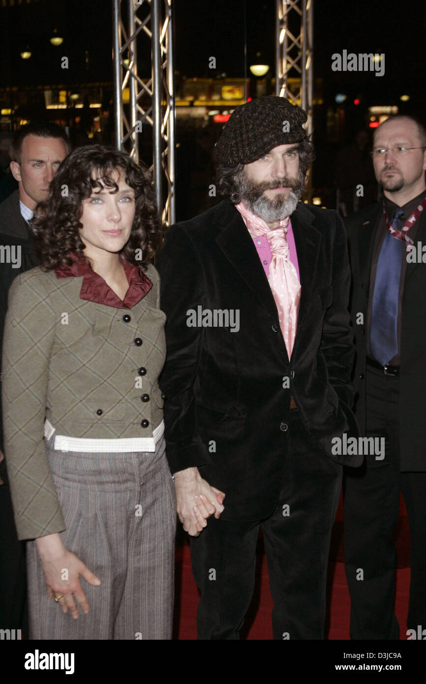 (dpa) - US director Rebecca Miller (L) and her husband, Irish actor ...