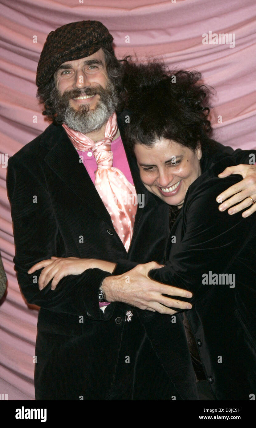(dpa) - Irish actor Daniel Day-Lewis (L) and film producer Lemore Syvan ...