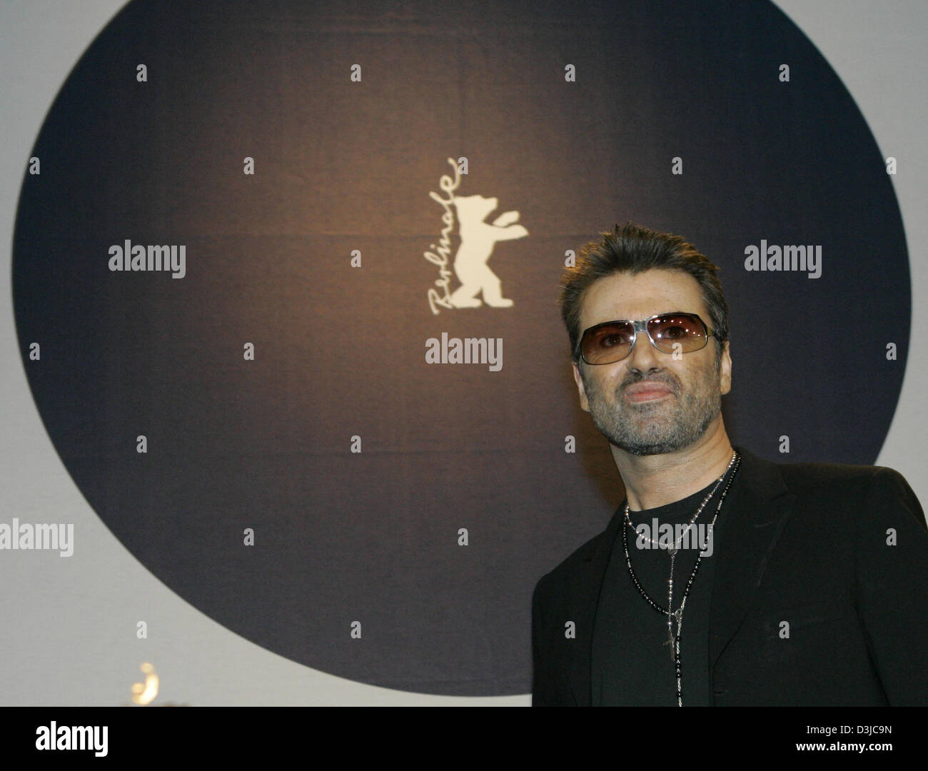 (dpa) - British pop singer George Michael wears a pair of sunglasses as ...