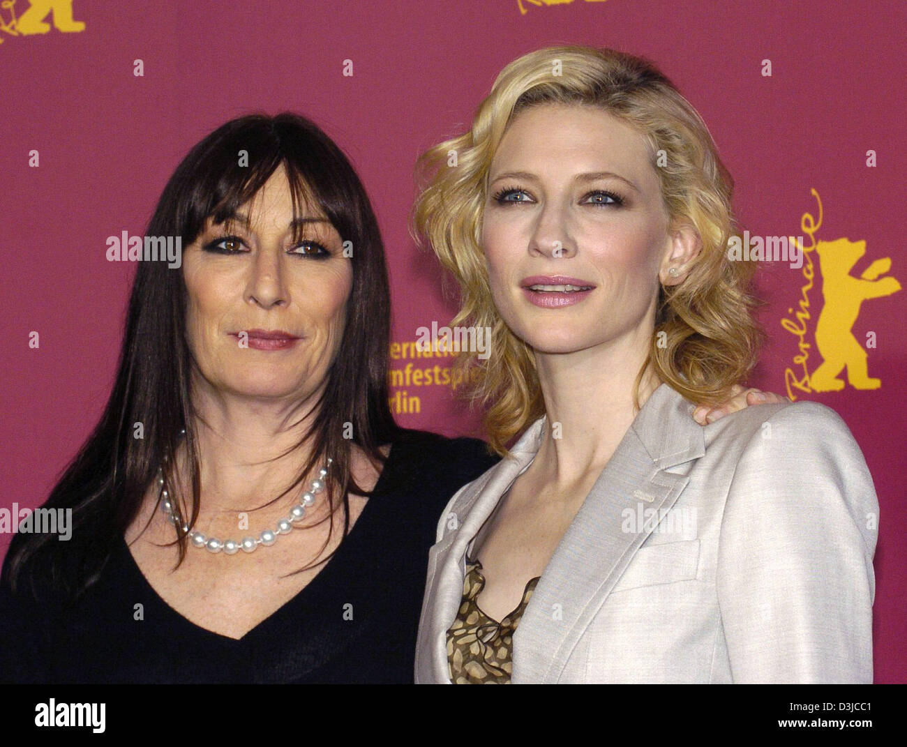 (dpa) - US actress Anjelica Huston (L) and Australian actress Cate ...