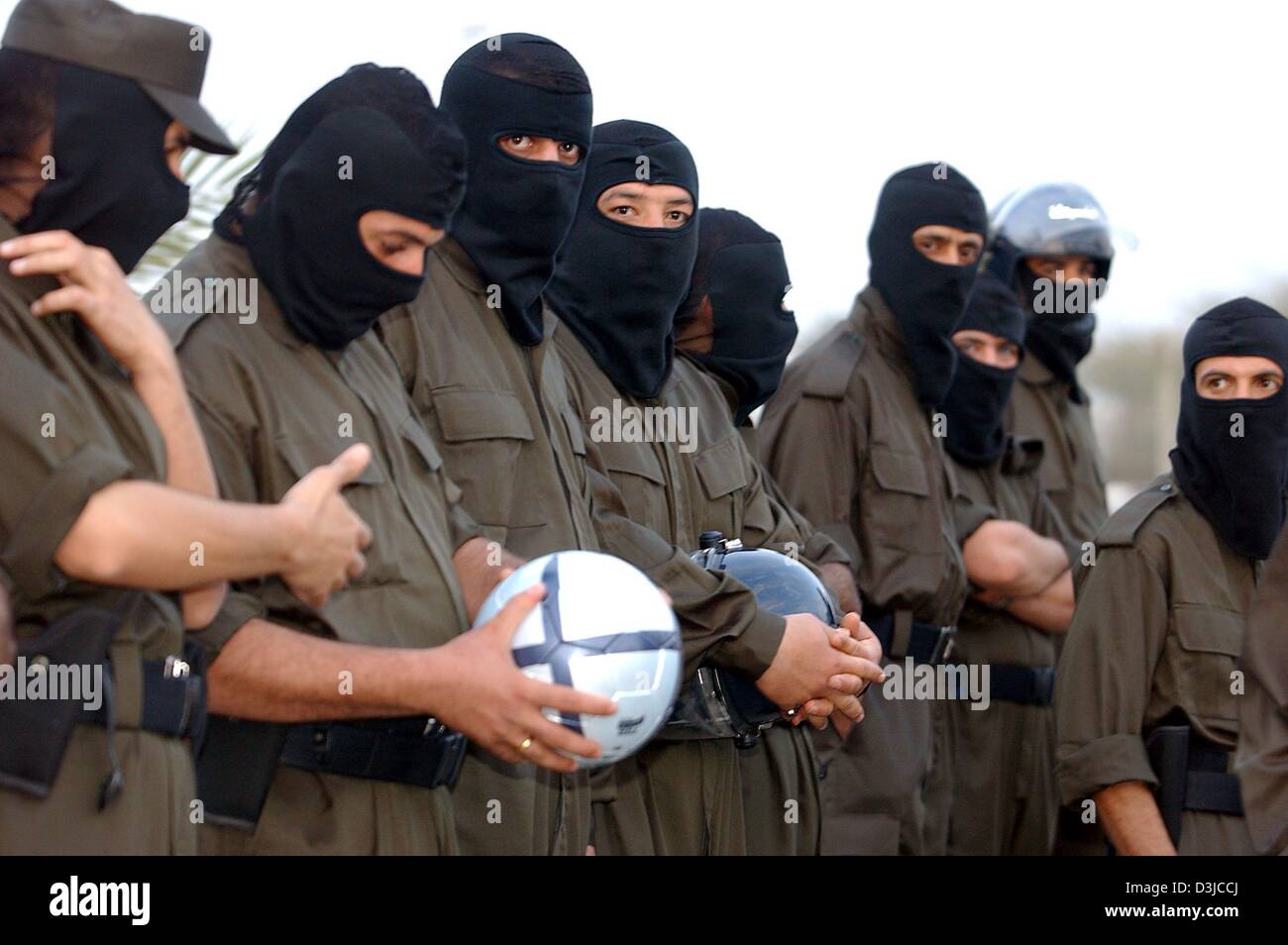 (dpa) - Their faces hidden under ski masks stand Iraqi policemen in ...
