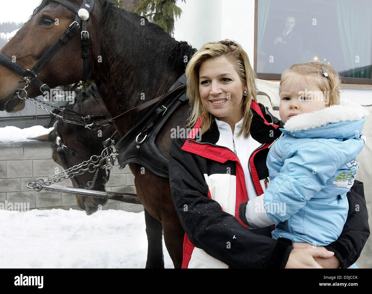 (dpa) - Crown Princess Maxima of the Netherlands holds her daughter ...