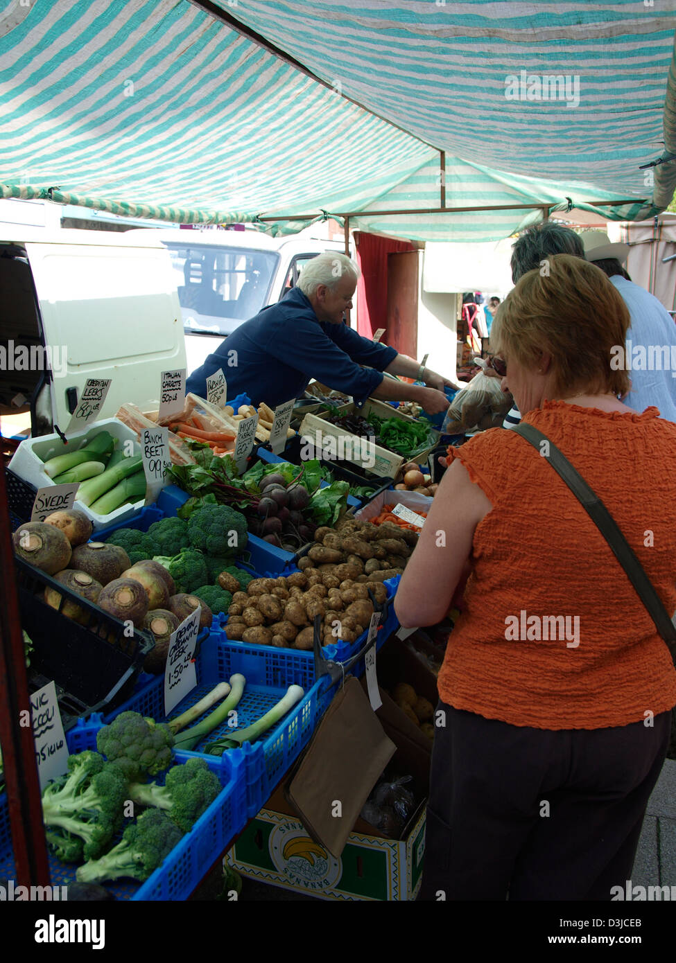 Fruit and vegetable stall Stock Photo - Alamy