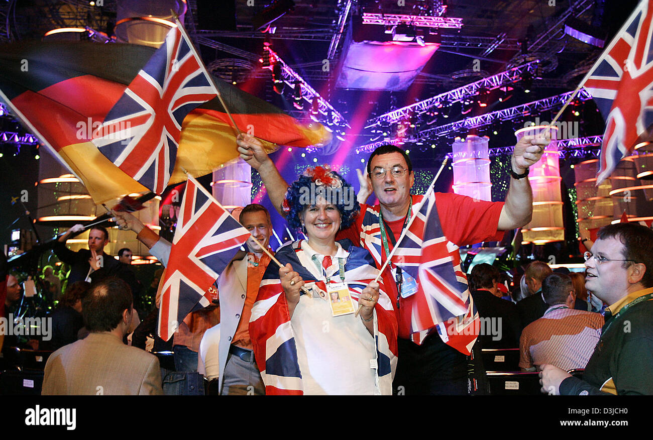 (dpa) - German and British fans wave flags during the Eurovision Song ...
