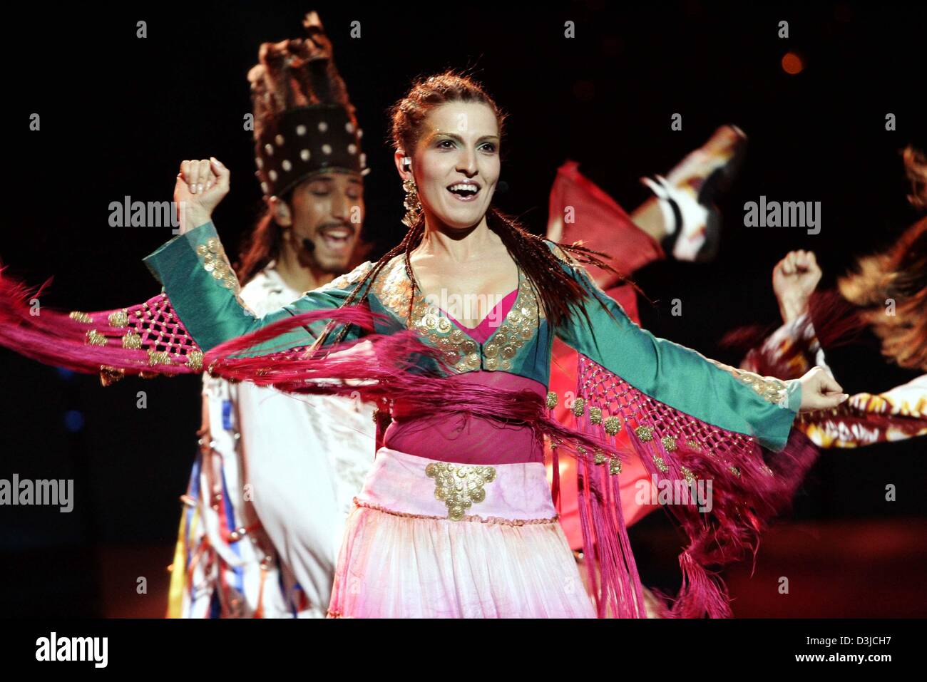 (dpa) - Turkish singer Guelseren (C) performs her song 'Let me try' on ...