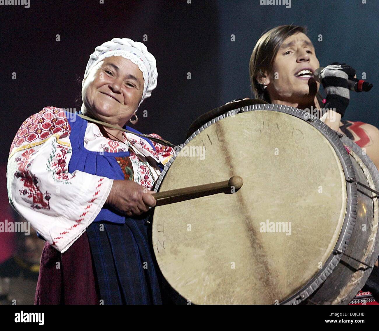 (dpa) - Moldavian singer Roman Yagupov (R) of band 'Zdob si Zdub ...