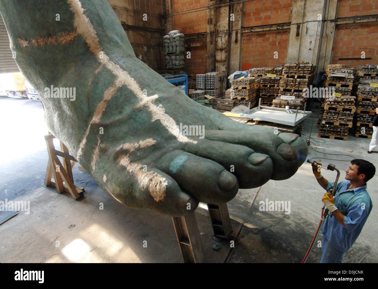 (dpa) - Sculptor Recep Sari from the art casting house Stressacker ...