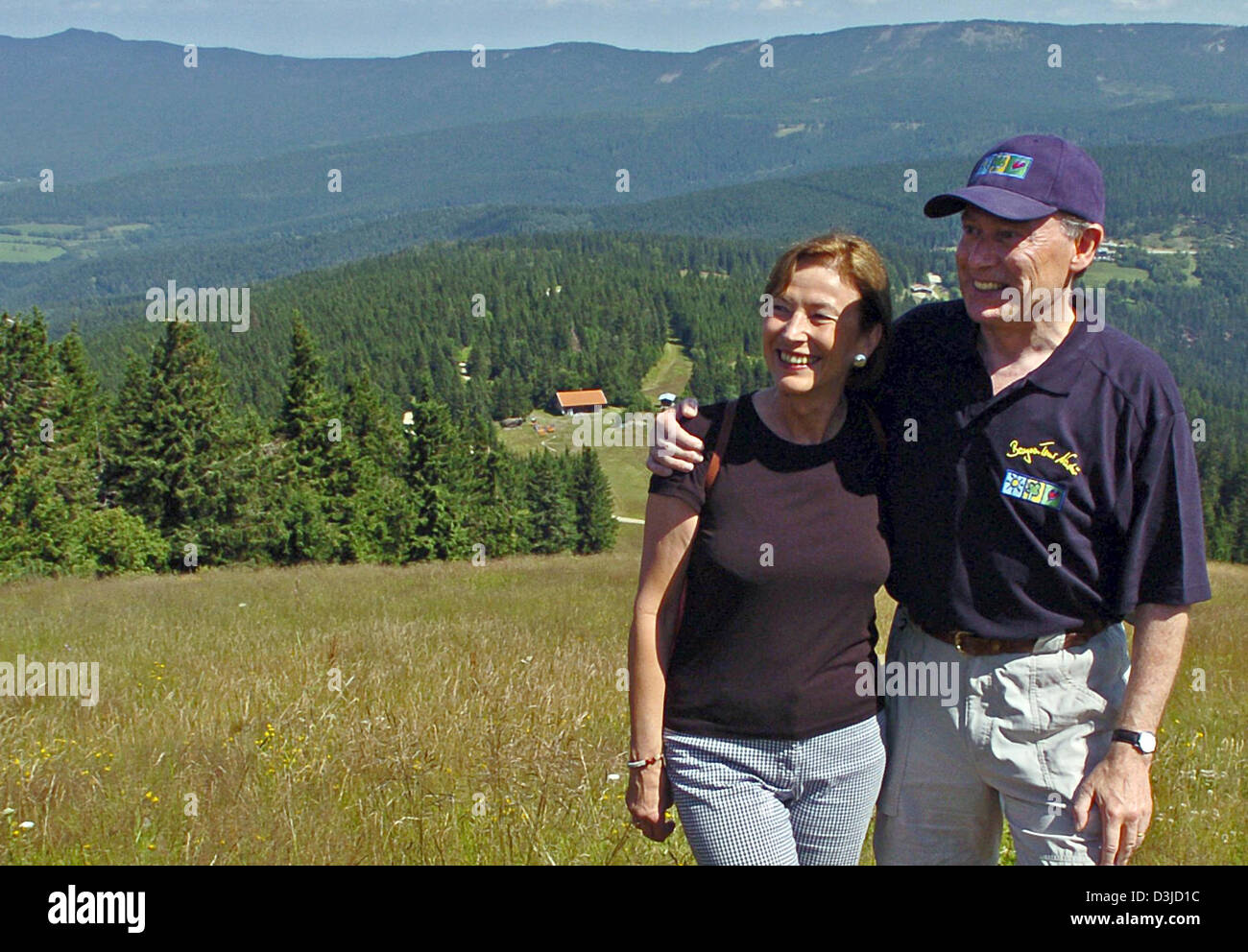 (dpa) - German President Horst Koehler (R) and his wife Eva walk below ...